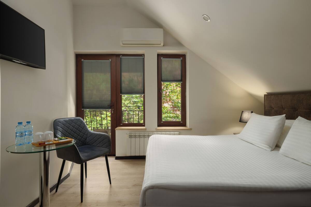 Quarto casal conforto, sacada | Roupas de cama premium, cofres nos quartos, cortinas blackout