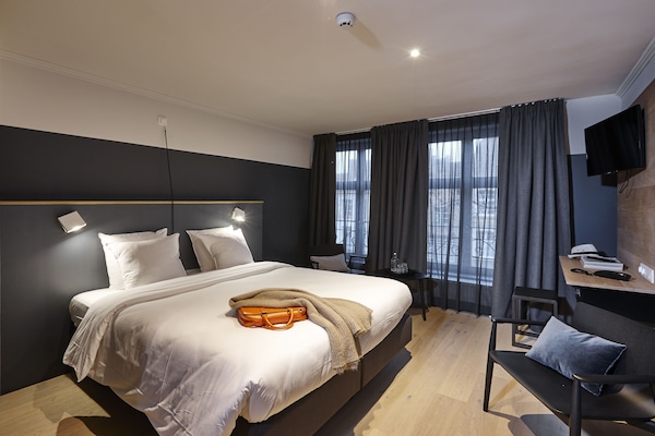 Quarto Duplo Superior, vista para o canal | Cofre com capacidade para portátil, secretária