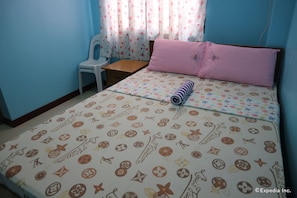 Quarto Standard, 1 cama queen-size | Cofre no quarto, camas desdobráveis, Wi-fi grátis 