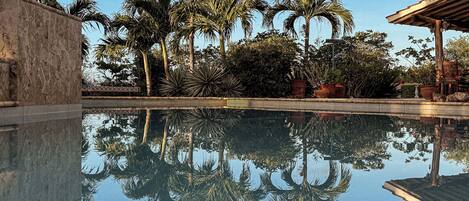 Piscina exterior, espreguiçadeiras