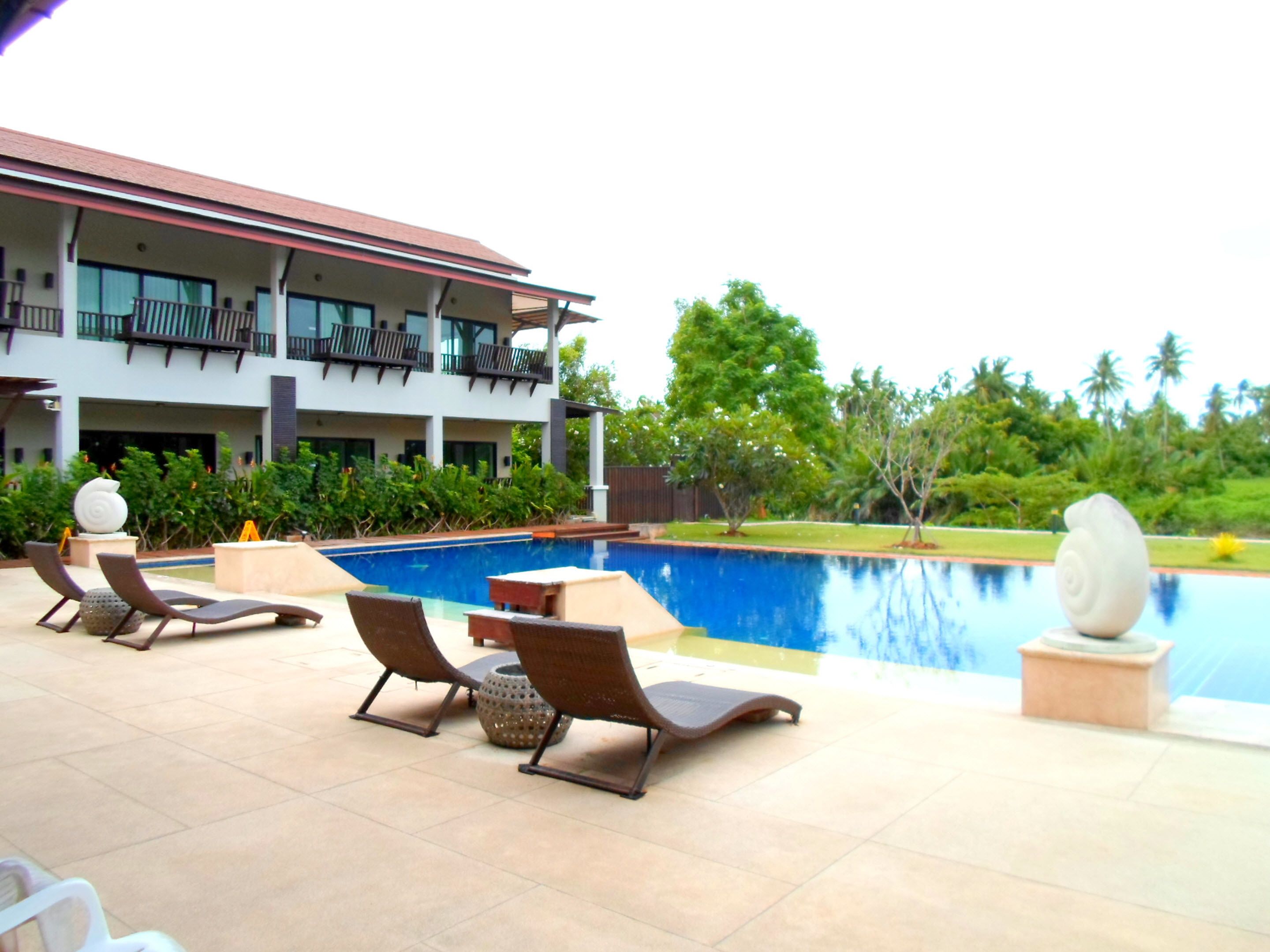 Terraço com espreguiçadeiras