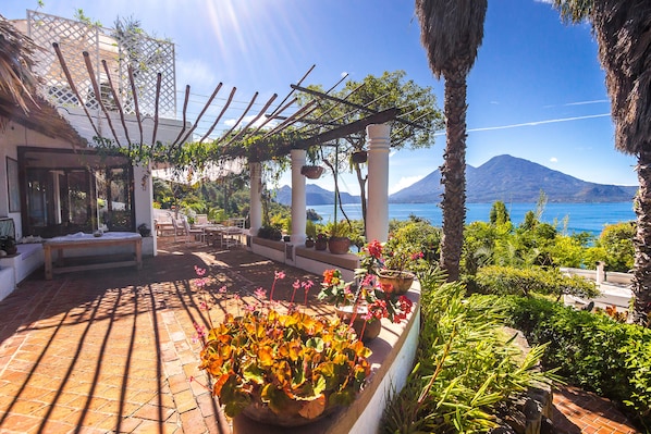 Quarto superluxo, 1 cama King, para não fumantes, vista para o lago | Terraço/pátio