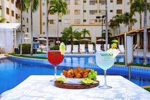 7 piscinas externas, funciona das 9h às 22h, espreguiçadeiras