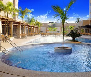 7 piscinas exteriores, da(s) 9:00 à(s) 22:00, espreguiçadeiras