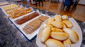 Café da manhã com buffet grátis todos os dias