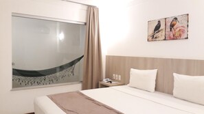 Minibar, secretária, secretária adequada para computadores portáteis