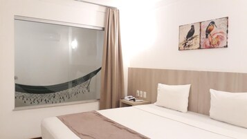 Frigobar, escrivaninha, espaço de trabalho para notebook