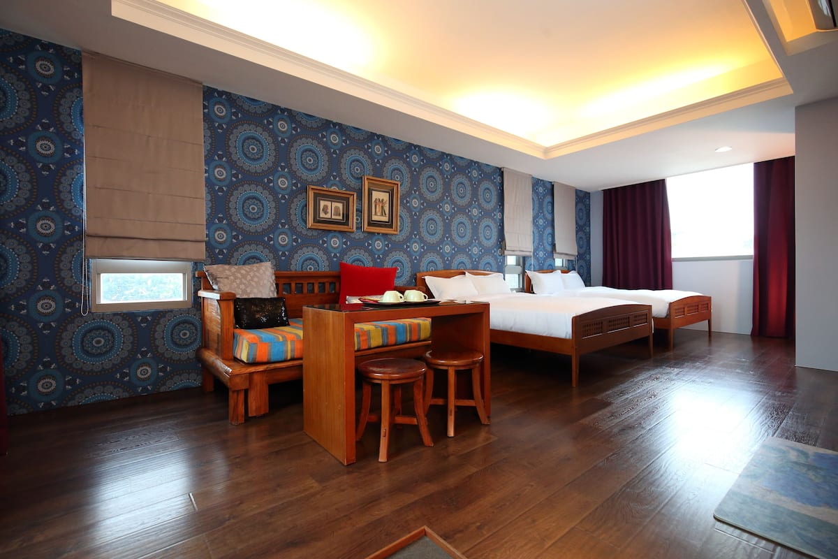 Quarto Quádruplo Deluxe | Minibar, secretária, quartos insonorizados, Wi-fi grátis