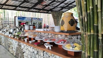 Pequeno-almoço tipo buffet diário (350 THB por pessoa)