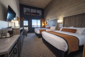 Two Queen Patio Room | Roupas de cama premium, escrivaninha, espaço de trabalho para notebook