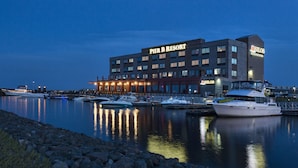 Resort Pier B com marina, barcos e restaurante Silos.
