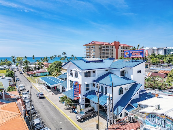 Oz Hotel & Sports Bar - Jaco