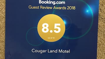 Placa do Motel Cougar Land com classificação 8,5 do Booking.com Guest Review Awards em 10.