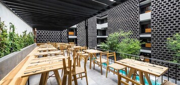 Pequenos-almoços, almoços, jantares servidos, cozinha local 