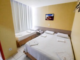 TRIPLO STANDARD TWIN | Frigobar, escrivaninha, cortinas blackout, Wi-Fi de cortesia