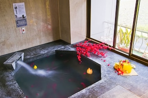 Quarto Superior | Casa de banho | Um polibã e uma banheira separados, banheira de água mineral