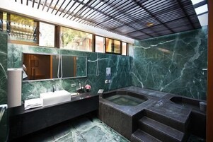 Quarto Deluxe | Casa de banho | Um polibã e uma banheira separados, banheira de água mineral 