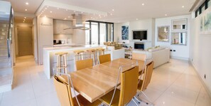 Apartamento, 2 quartos, vista para o mar (Le Paradis) | Área de estar | TV de tela plana 39 polegadas com canais digitais, TV