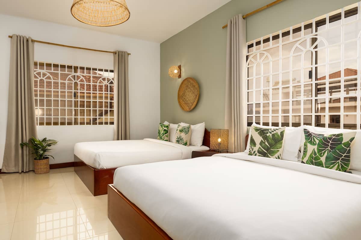 Quarto casal ou duplo, 2 camas de casal | Escrivaninha, espaço de trabalho para notebook, berços grátis