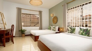 Quarto Duplo ou Twin, 2 camas de casal | Secretária, secretária adequada para computadores portáteis