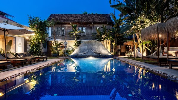 Piscina exterior, espreguiçadeiras