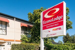 Placa da Econo Lodge Waterford com aviso de quarto disponível.