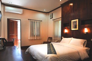 Quarto casal superior, vista para a cidade | Roupas de cama premium, frigobar, cofres nos quartos, escrivaninha