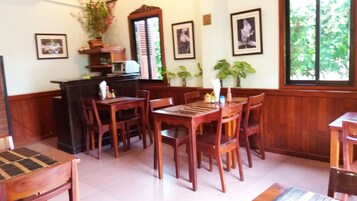 Café da manh ã continental todos os dias mediante uma taxa