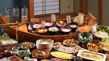 Disposição tradicional de refeição japonesa com diversos pratos e uma mesa de madeira.