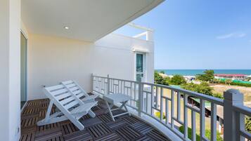 2 Bedroom Apartment with Sea View (No WiFi in room) | Varanda