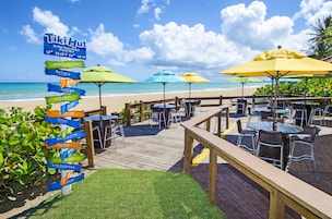 Na praia, toldos de praia (sobretaxa), espreguiçadeiras