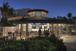 Bar à beira da piscina