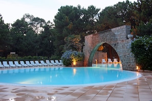 Piscina externa sazonal, espreguiçadeiras