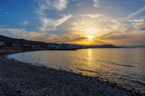 Perto da praia, espreguiçadeiras, guarda-sóis 