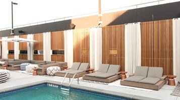 Piscina exterior sazonal, da(s) 9:00 à(s) 20:00, guarda-sóis 