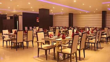 Pequenos-almoços, almoços, jantares servidos, cozinha internacional