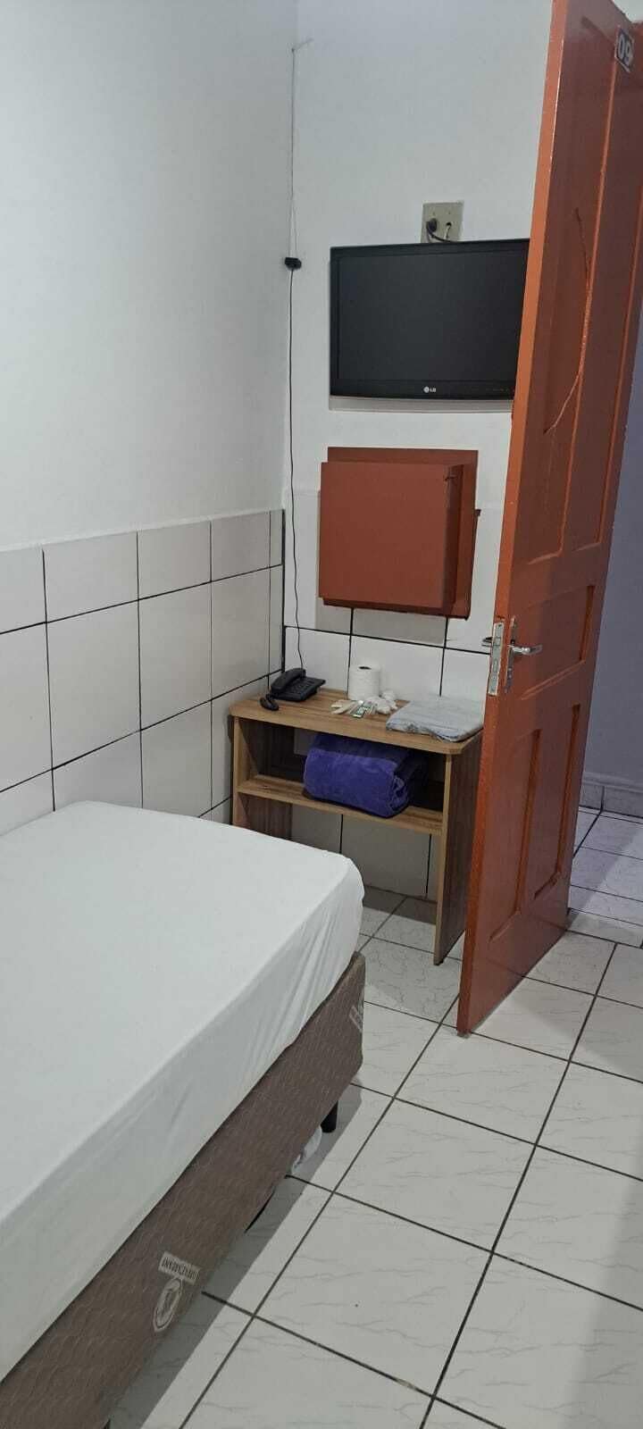 Quarto solteiro econômico | Wi-Fi de cortesia, roupa de cama