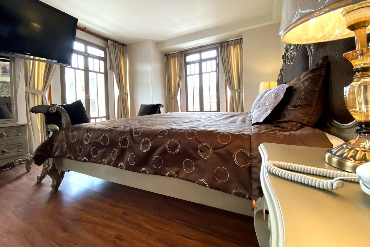 Suite Superior | Roupa de alta qualidade, edredões de penas, camas de colchão pillowtop 