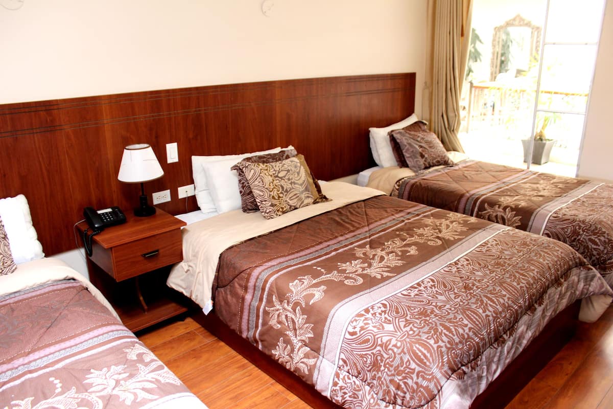 Quarto Triplo | Roupa de alta qualidade, edredões de penas, camas de colchão pillowtop 