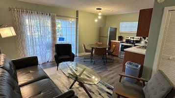 Quarto standard, 1 quarto, cozinha, vista para a piscina | Área de estar | TV