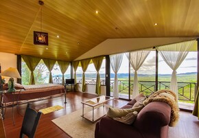 Apartment with Panoramic Views | Camas de colchão Select Comfort, cofre no quarto 