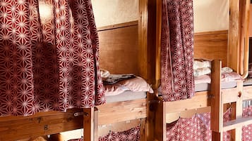 Dormitório compartilhado, somente para mulheres (Japanese-Style Bed (Cash Only)) | Wi-Fi de cortesia, roupa de cama