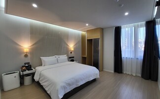 Quarto casal standard | Roupas de cama premium, frigobar, cortinas blackout