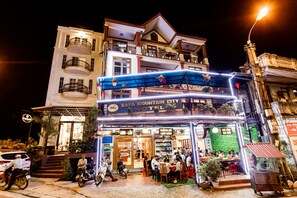 Fachada da propriedade à noite