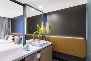 Quarto Deluxe, 2 camas de casal | Casa de banho | Artigos de higiene pessoal grátis, um secador de cabelo