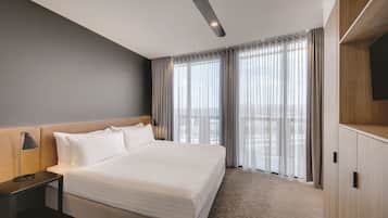 Roupas de cama premium, camas com colchões pillow-top, frigobar