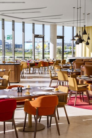 Pequeno-almoço tipo buffet diário mediante uma taxa 