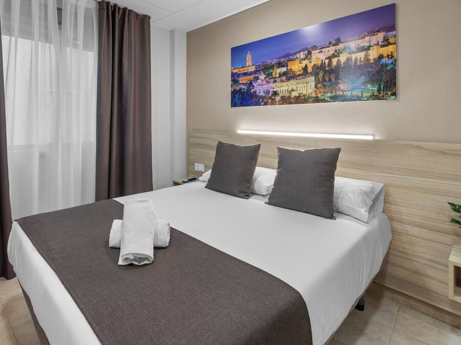 Quarto solteiro | Cortinas blackout, Wi-Fi de cortesia, roupa de cama