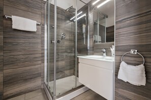 Quarto Quádruplo | Casa de banho | Um polibã, artigos de higiene pessoal grátis, um secador de cabelo 