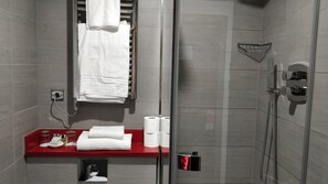 Quarto Familiar, não fumadores | Casa de banho | Um polibã, um chuveiro fixo, artigos de higiene pessoal grátis 